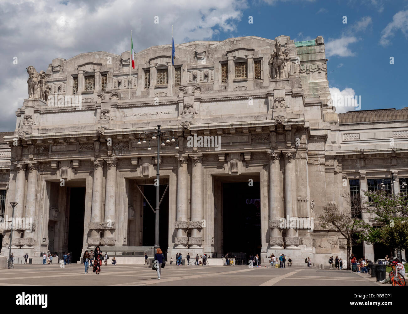 Exterior view of Central Railway Station. Milano Centrale, Milan, Italy ...
