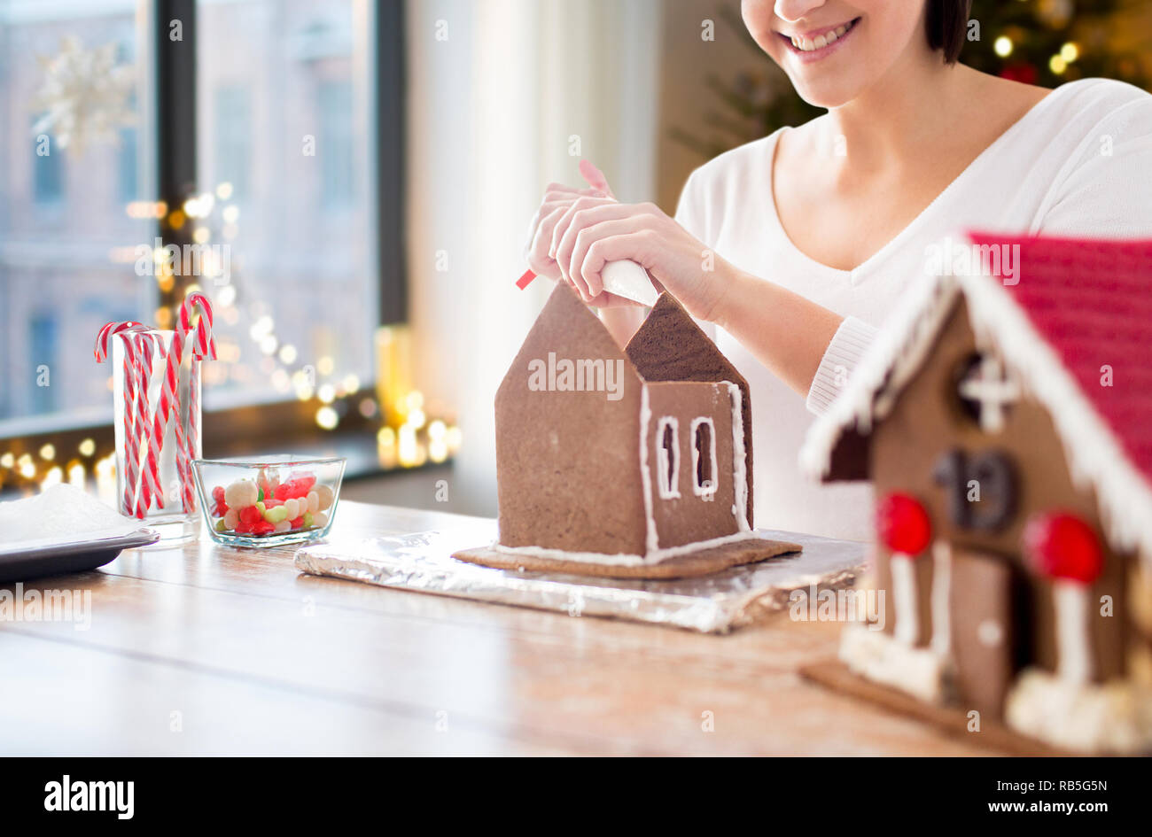 Smiling gingerbread people hi-res stock photography and images - Alamy