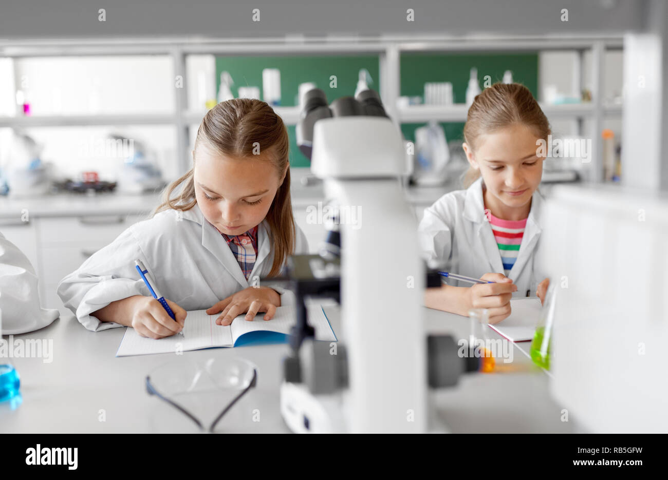 kids studying chemistry at school laboratory Stock Photo - Alamy
