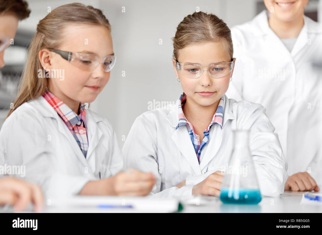 kids with test tube studying chemistry at school Stock Photo - Alamy