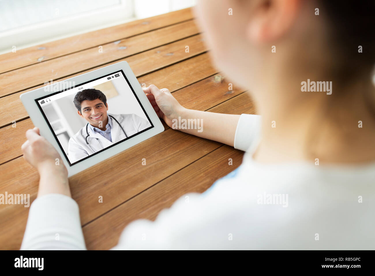 Doctor tablet screen consultation hi-res stock photography and images ...