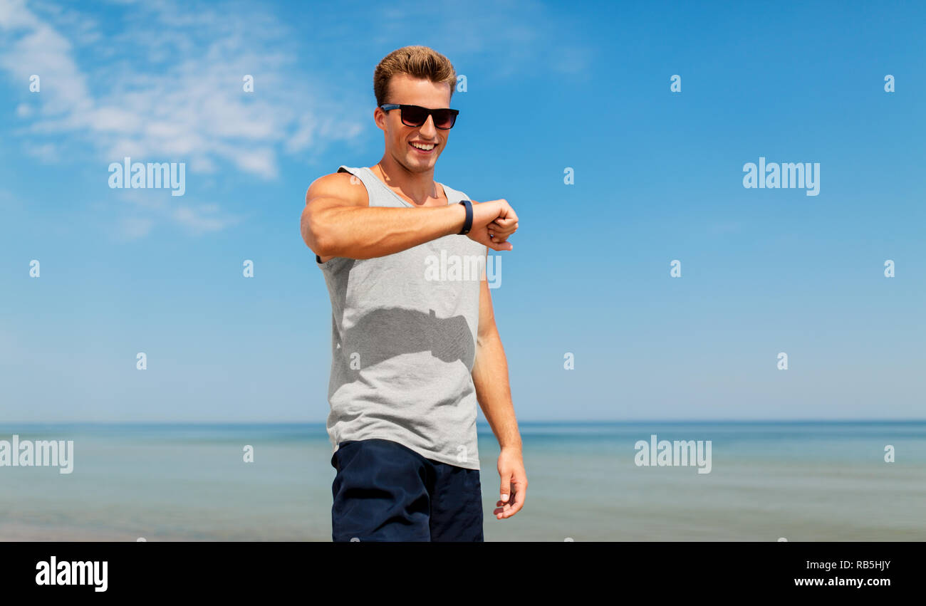 Fitness man training on beach hi-res stock photography and images - Alamy