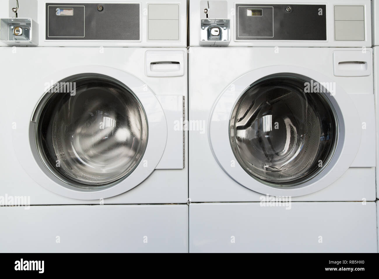 Empty washing machines hi-res stock photography and images - Alamy