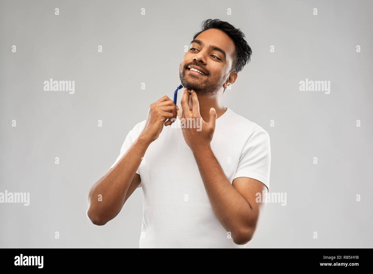 indian man shaving beard with razor blade Stock Photo - Alamy