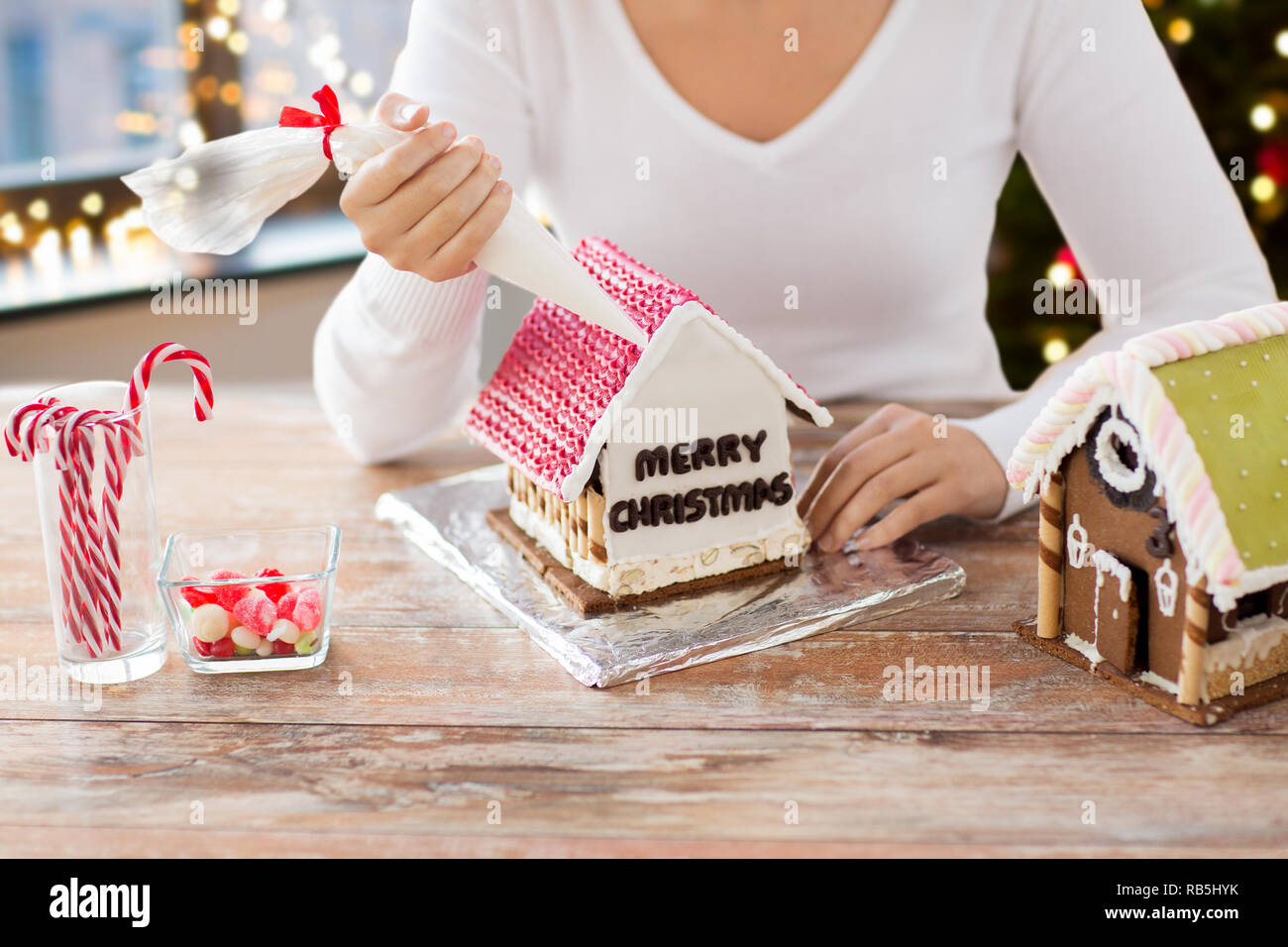 Woman decorating gingerbread sugar hi-res stock photography and images ...