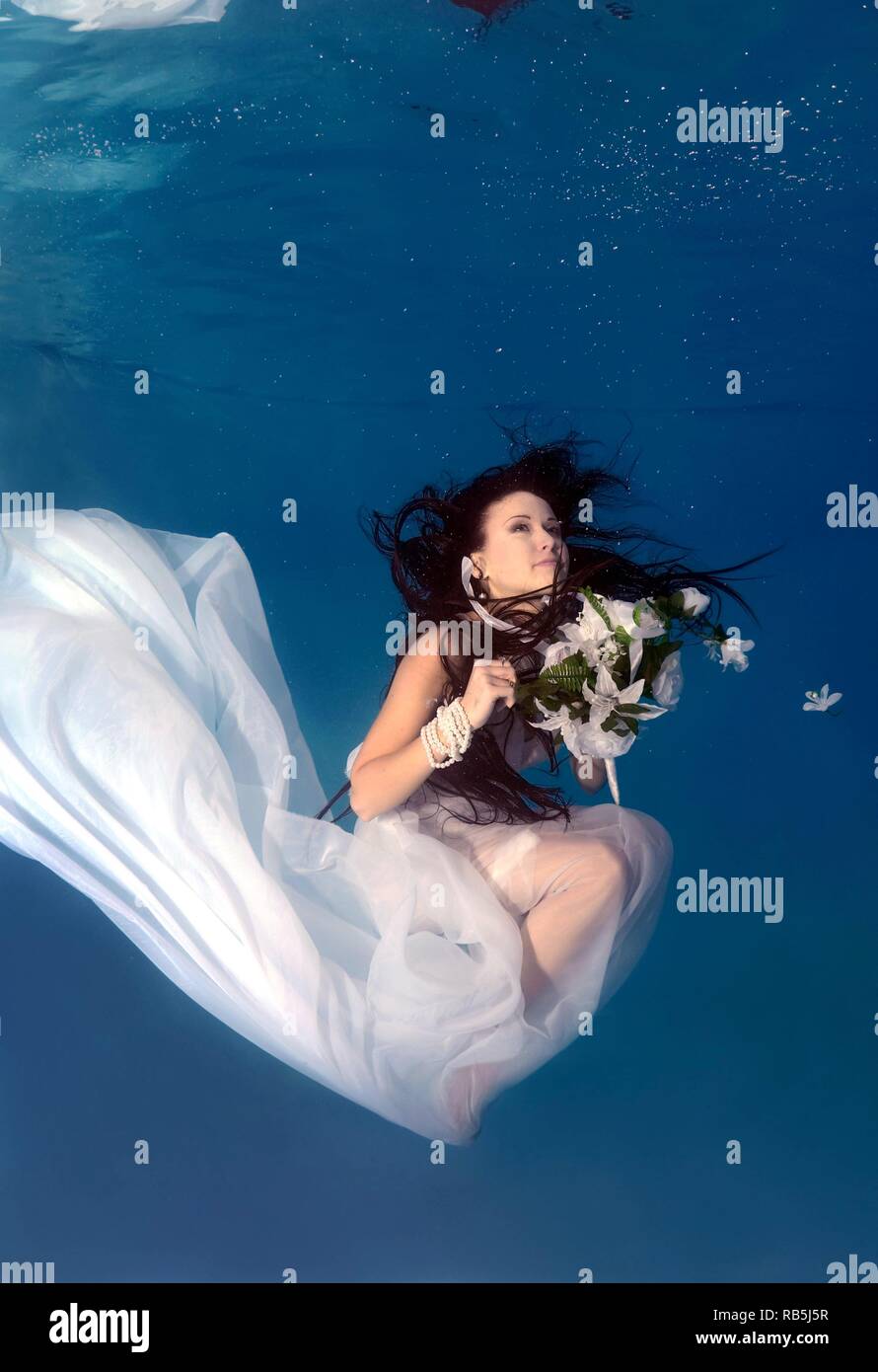 Bride, underwater wedding in a pool Stock Photo - Alamy