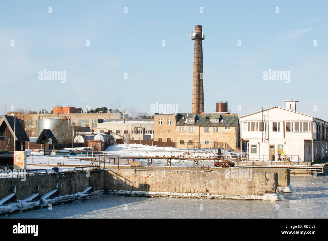 Frozen boat dock hi-res stock photography and images - Alamy