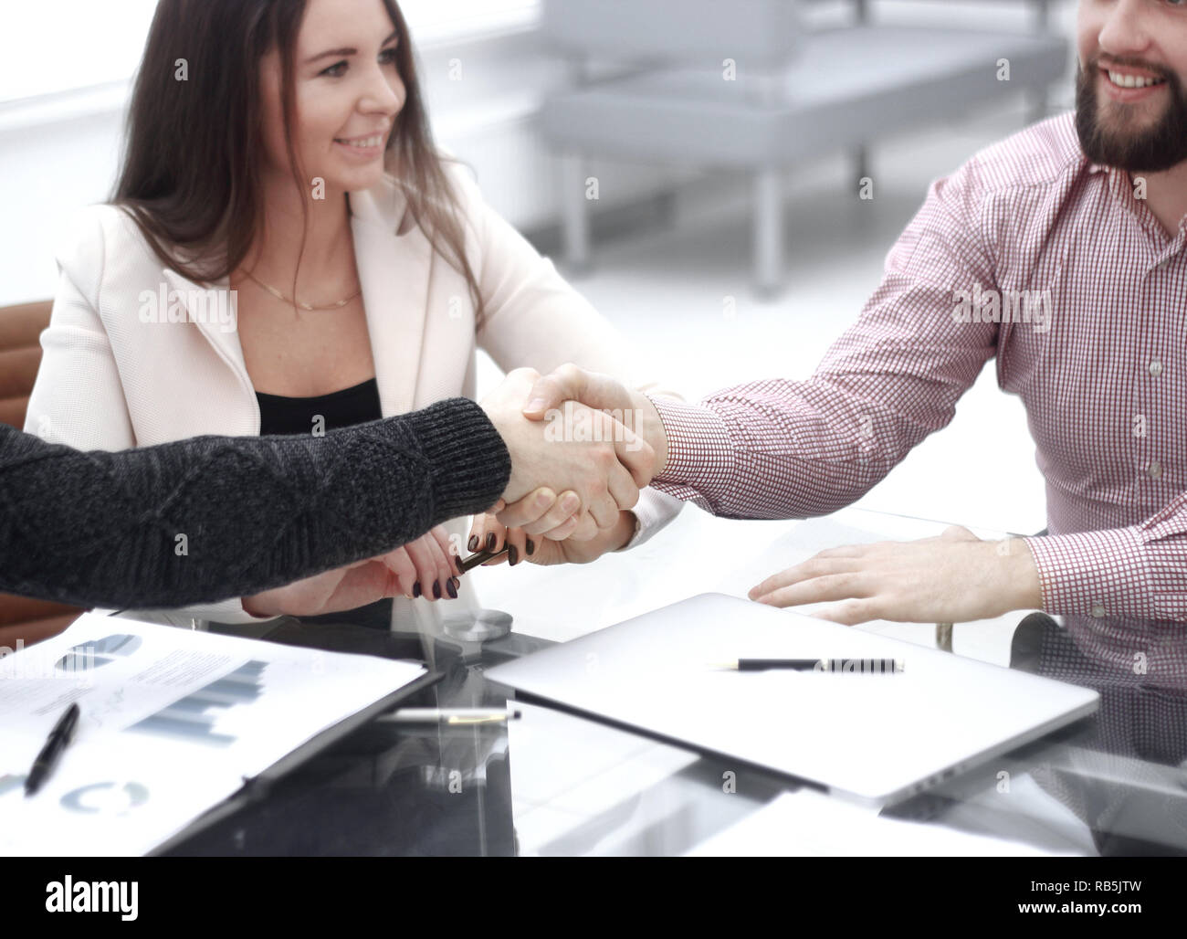 close up.handshake of commercial partners at the negotiating table ...