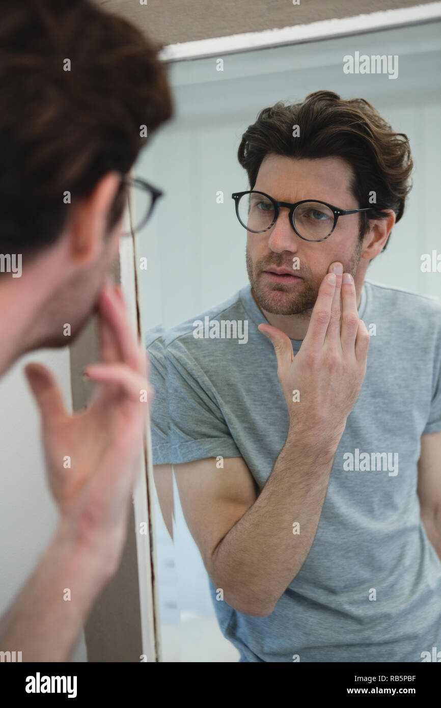 Smart mirror man hi-res stock photography and images - Alamy