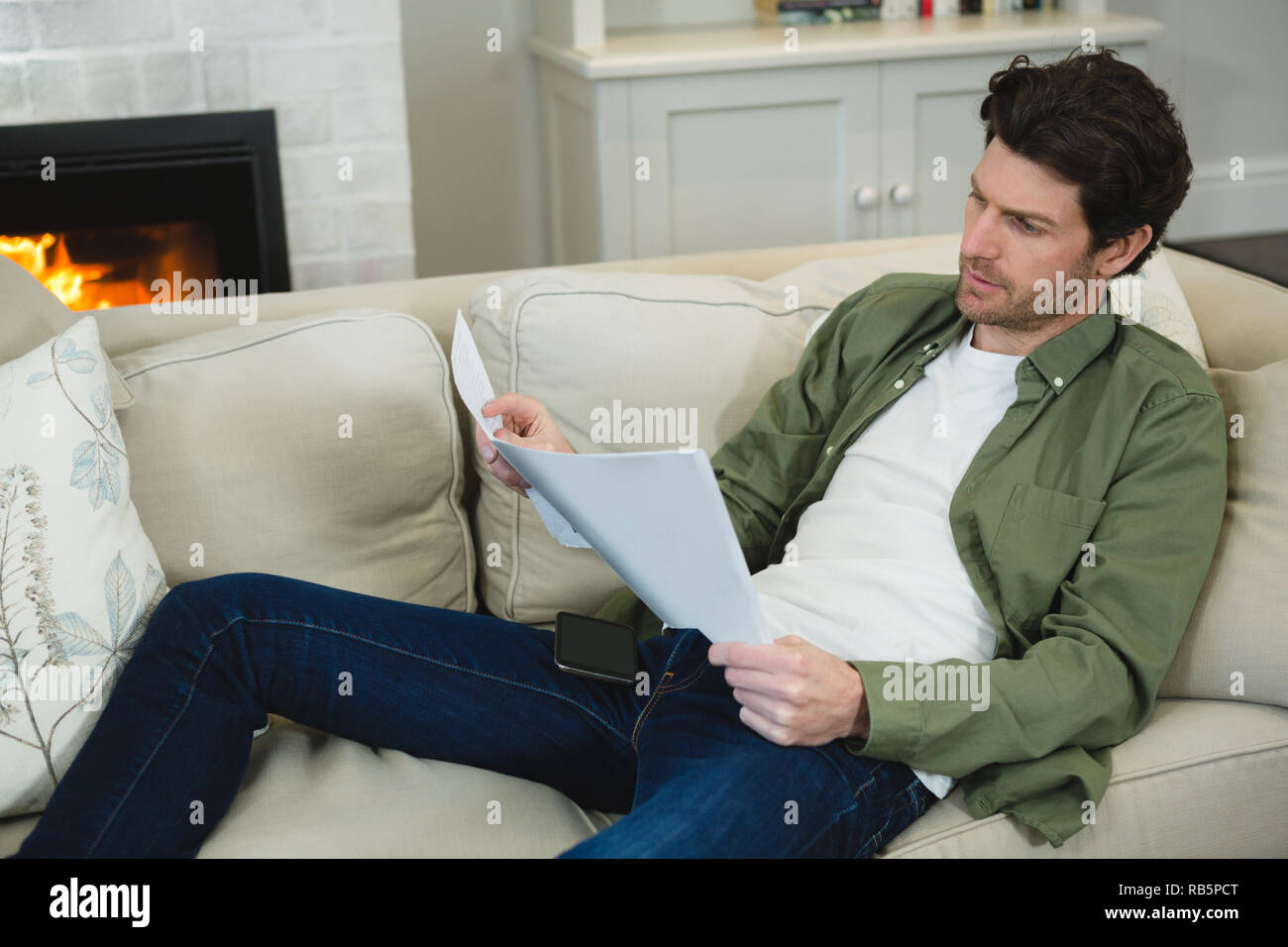 Newspaper reading room hi-res stock photography and images - Alamy