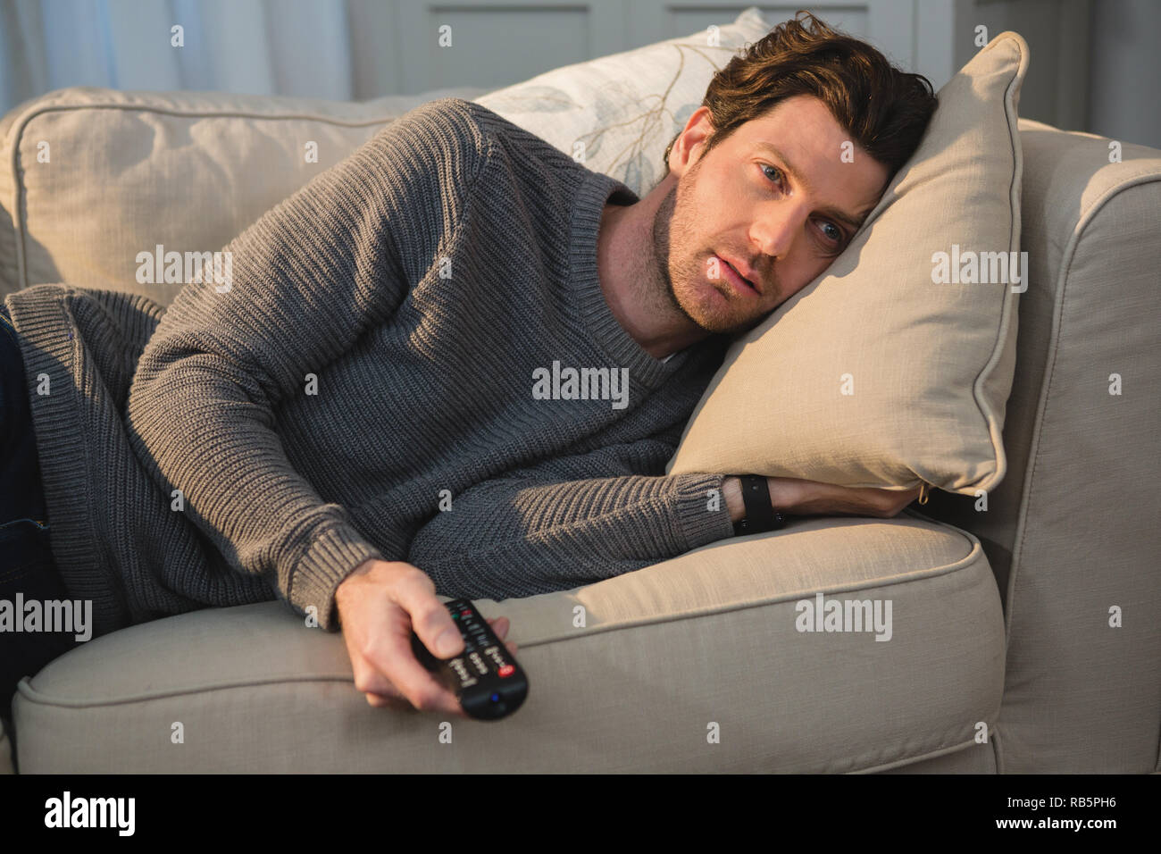 Man watching tv hi-res stock photography and images - Alamy