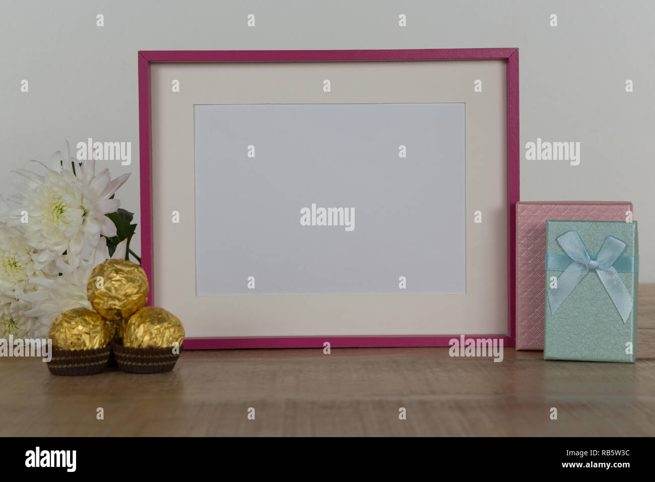 Empty chocolate boxes hi-res stock photography and images - Alamy