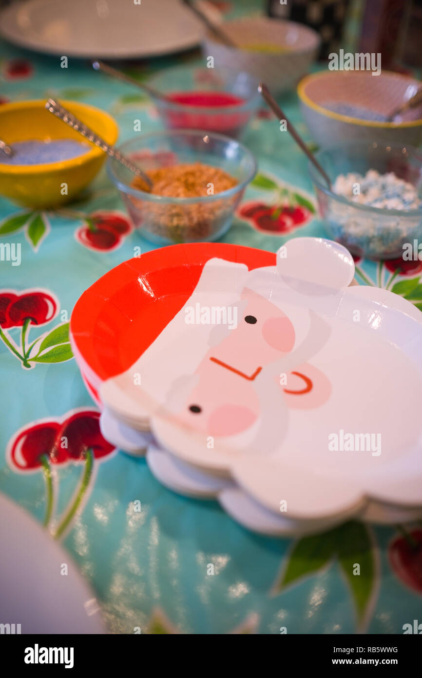 Plate pile of paper plates hi-res stock photography and images - Alamy