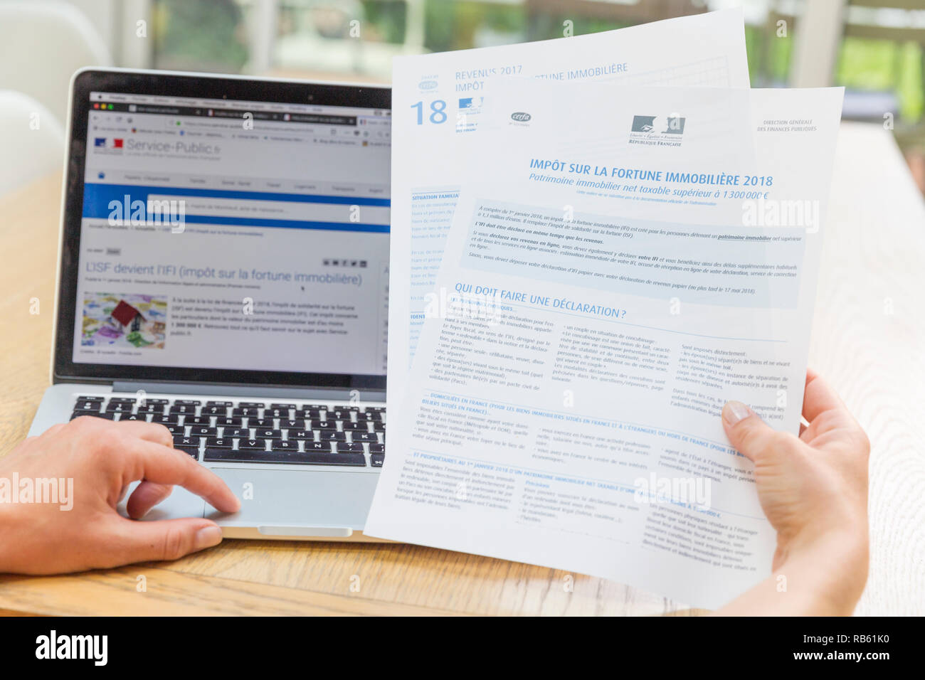 French online tax return for real estate assets tax Stock Photo - Alamy