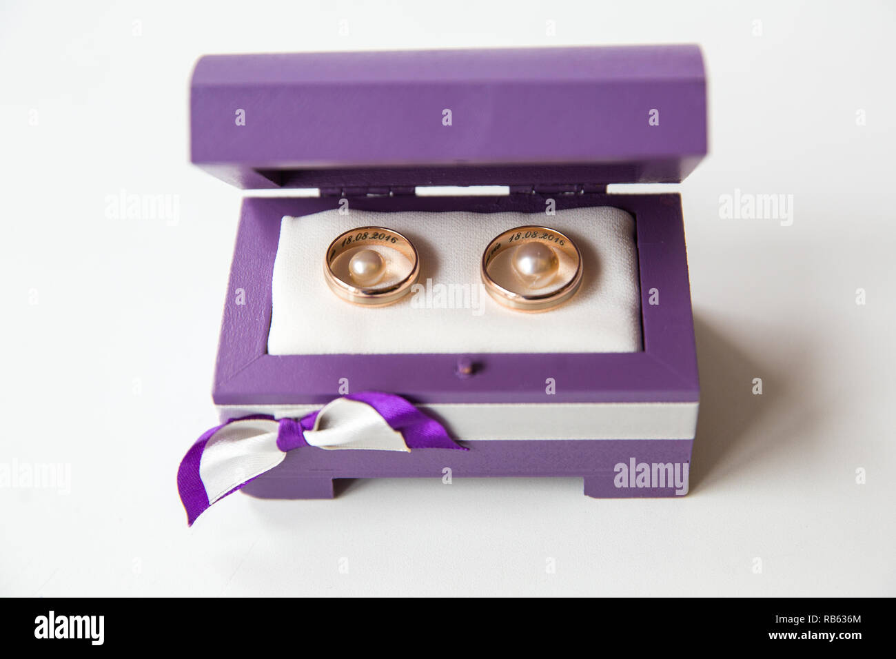 Wedding rings in a purple jewelry box Stock Photo - Alamy