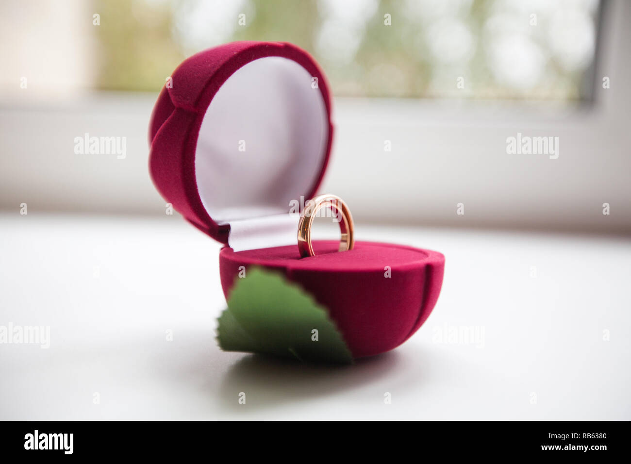 Wedding rings in a red velvet jewelry box Stock Photo - Alamy