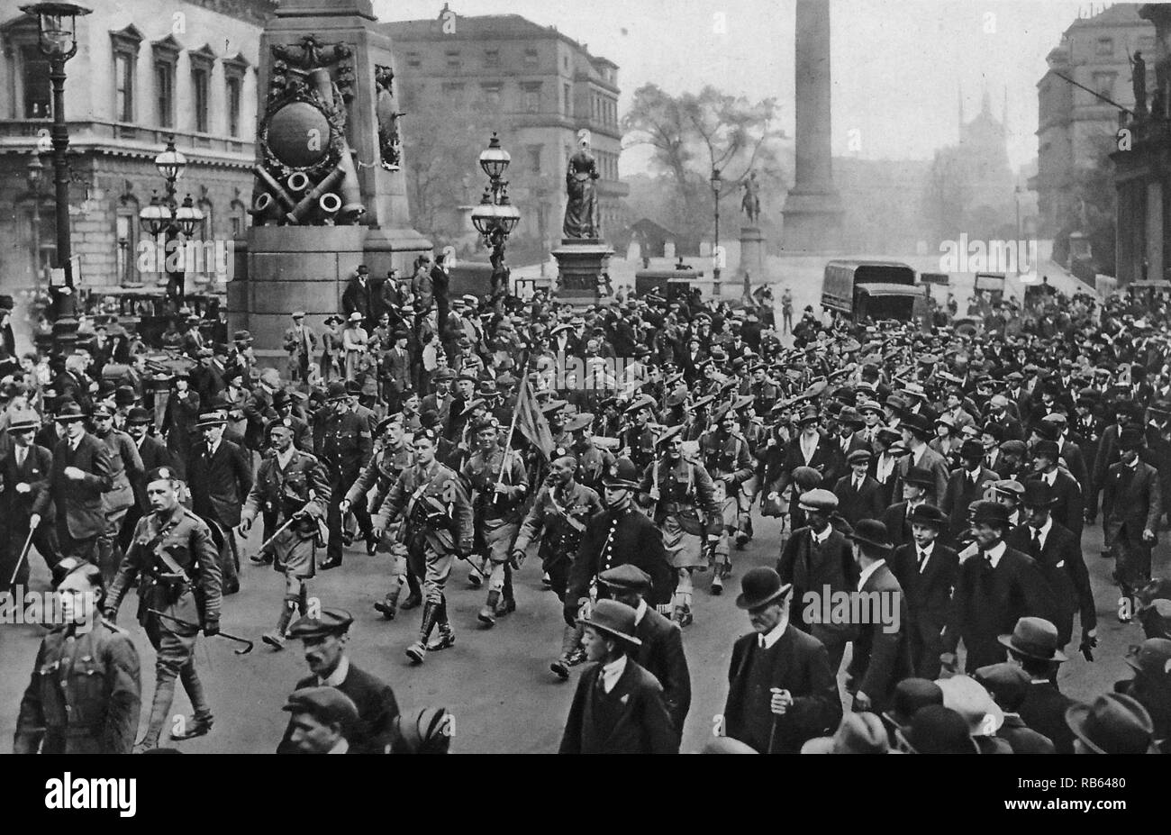 British soldiers parade through a London street during World War One ...