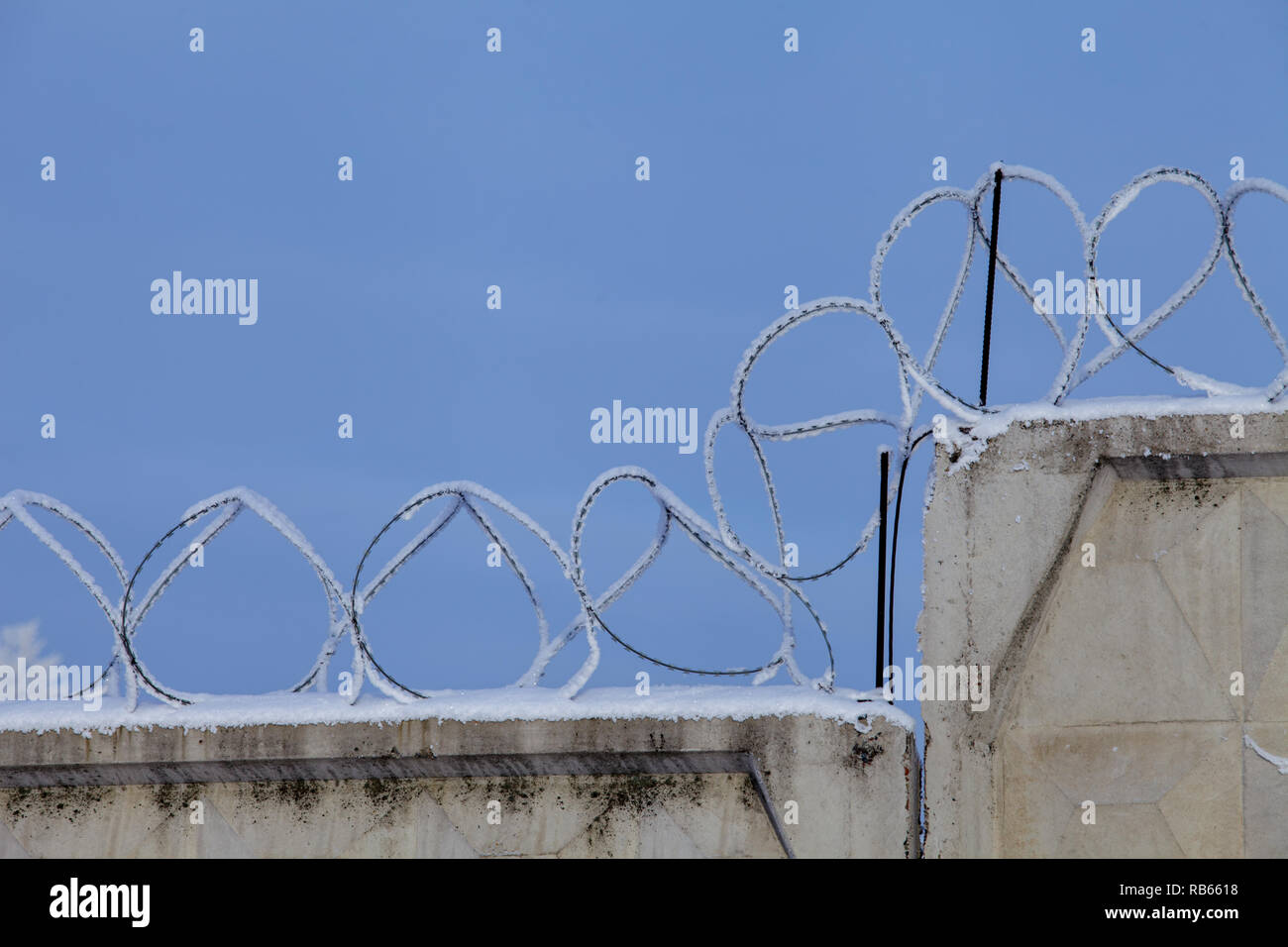 Razor wire fence wall hi-res stock photography and images - Alamy