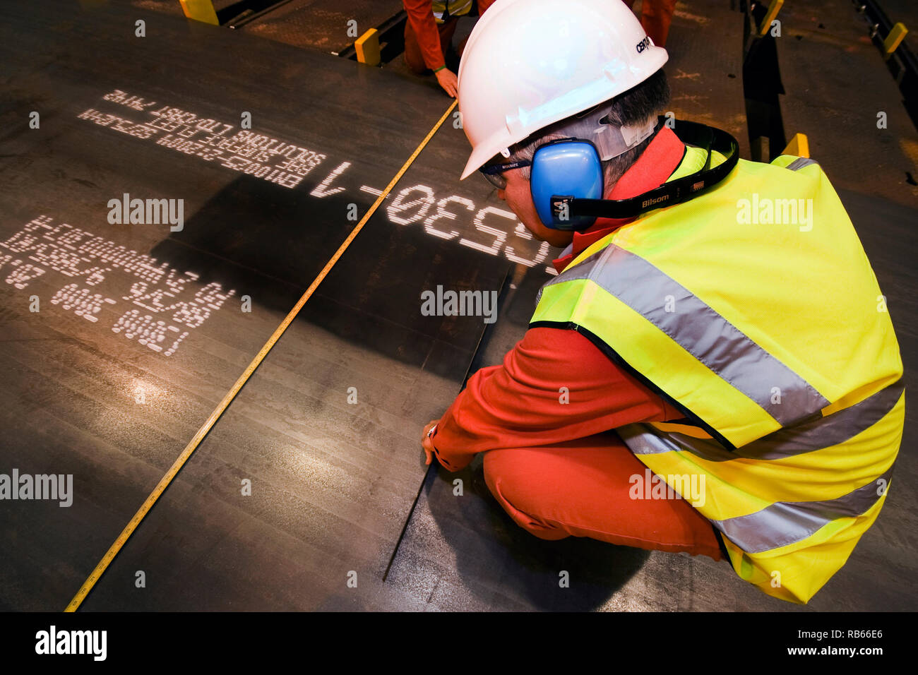 Measuring the dimensions of steel plate produced for use in the ...