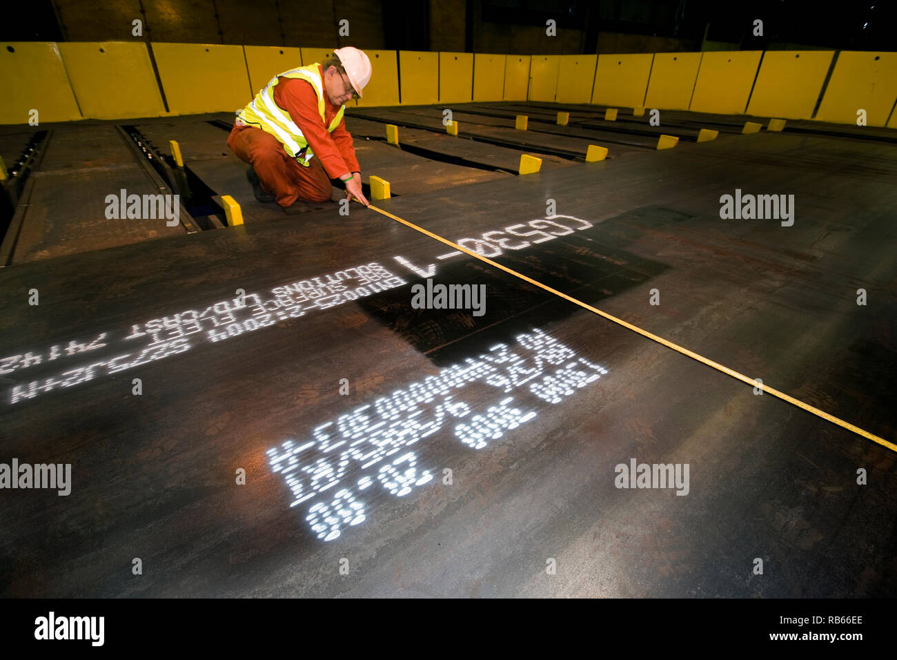Measuring the dimensions of steel plate produced for use in the ...