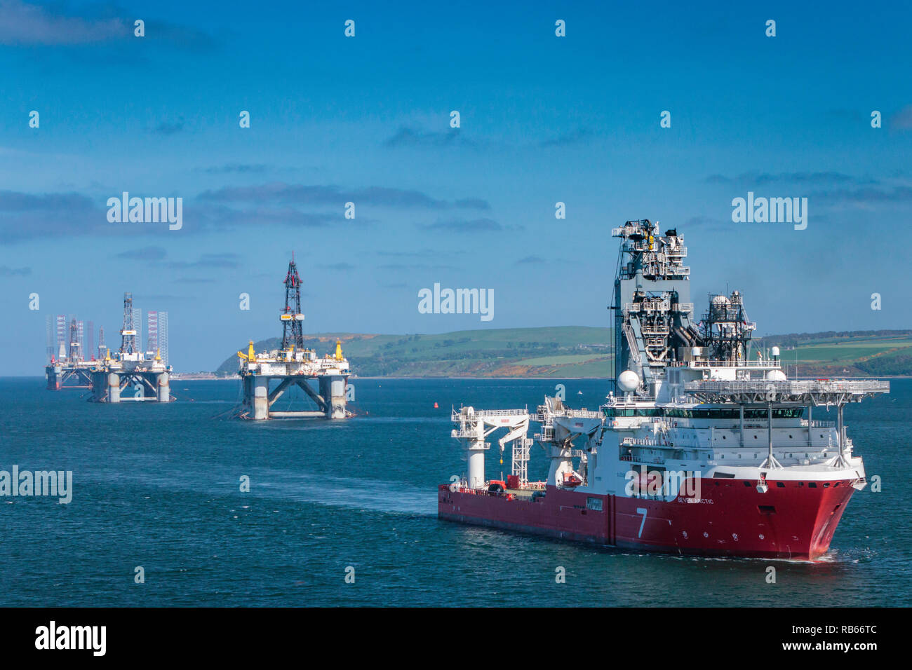 Oil rigs drilling platforms in hi-res stock photography and images - Alamy