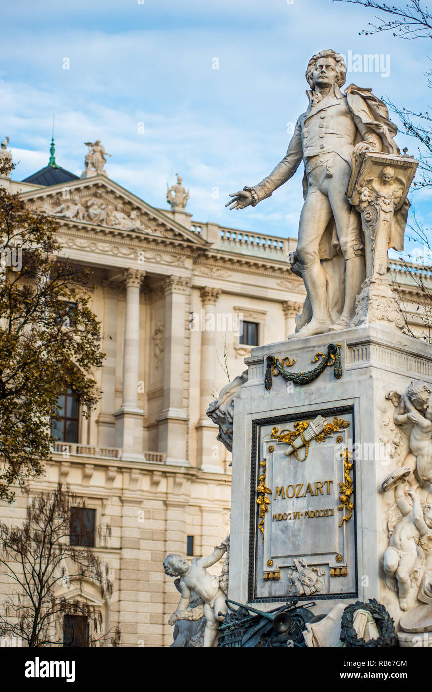 Hofburg palace gardens statue hi-res stock photography and images - Alamy
