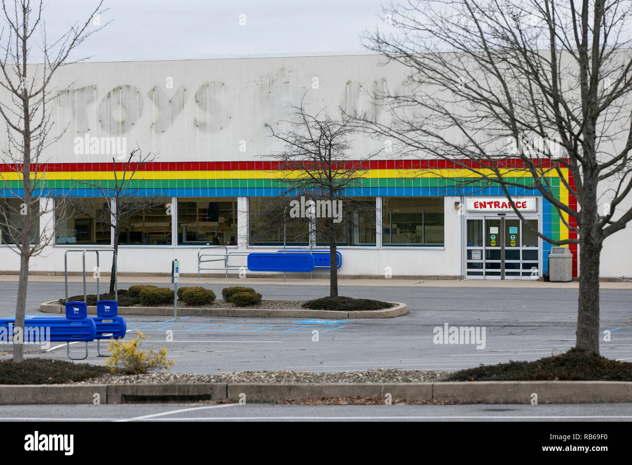 The outline of a logo sign outside of a closed Toys "R" Us retail store ...