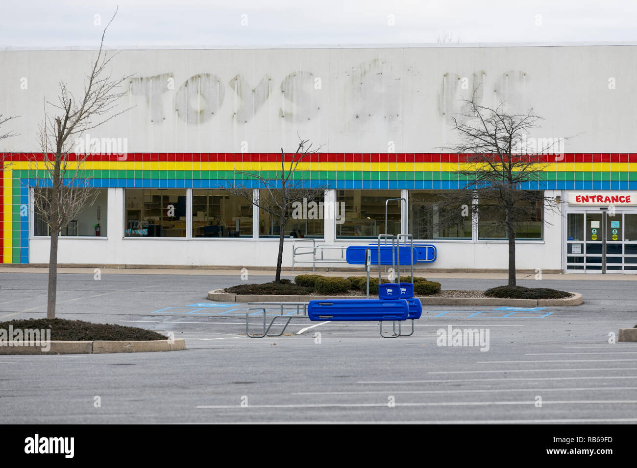 The outline of a logo sign outside of a closed Toys "R" Us retail store ...