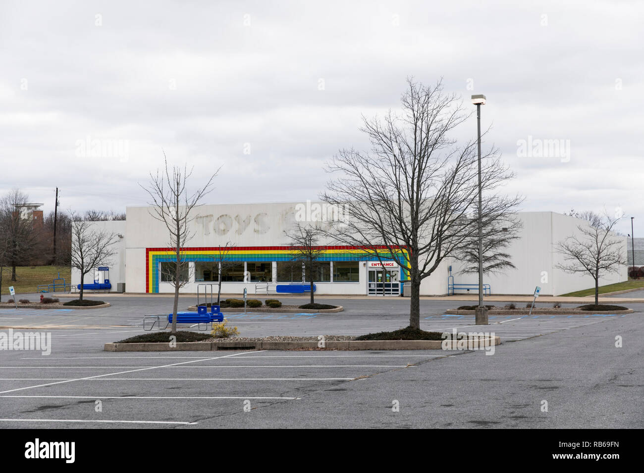 The outline of a logo sign outside of a closed Toys "R" Us retail store ...