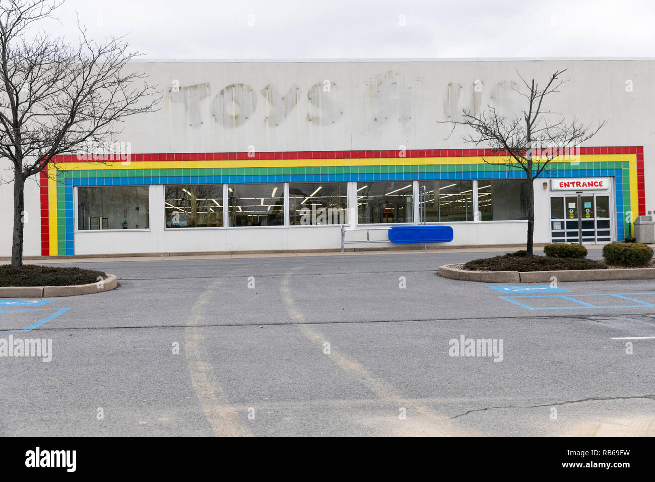 The outline of a logo sign outside of a closed Toys "R" Us retail store ...
