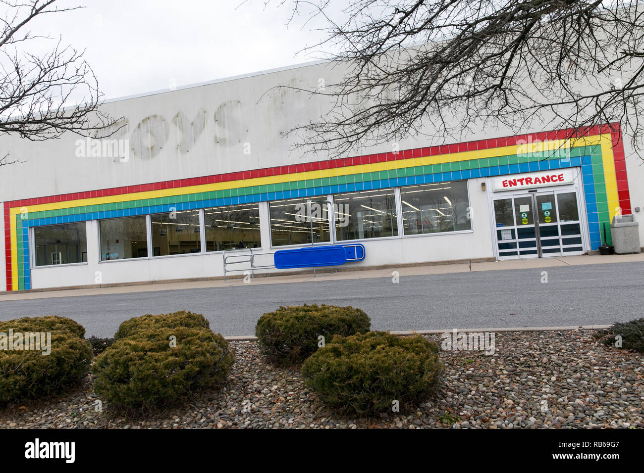 The outline of a logo sign outside of a closed Toys "R" Us retail store ...
