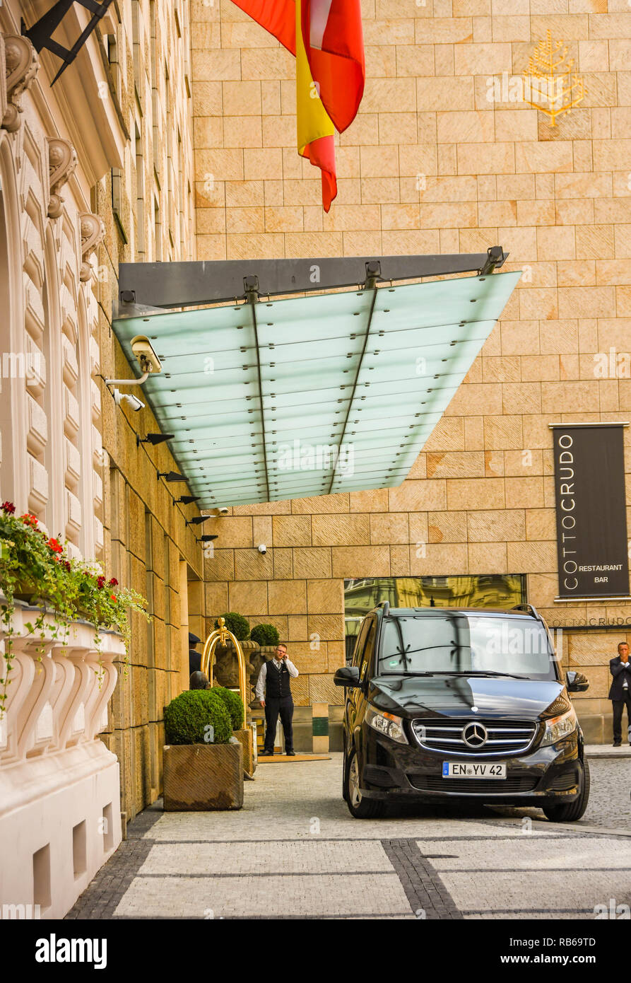 Luxury hotel entrance vertical hi-res stock photography and images - Alamy