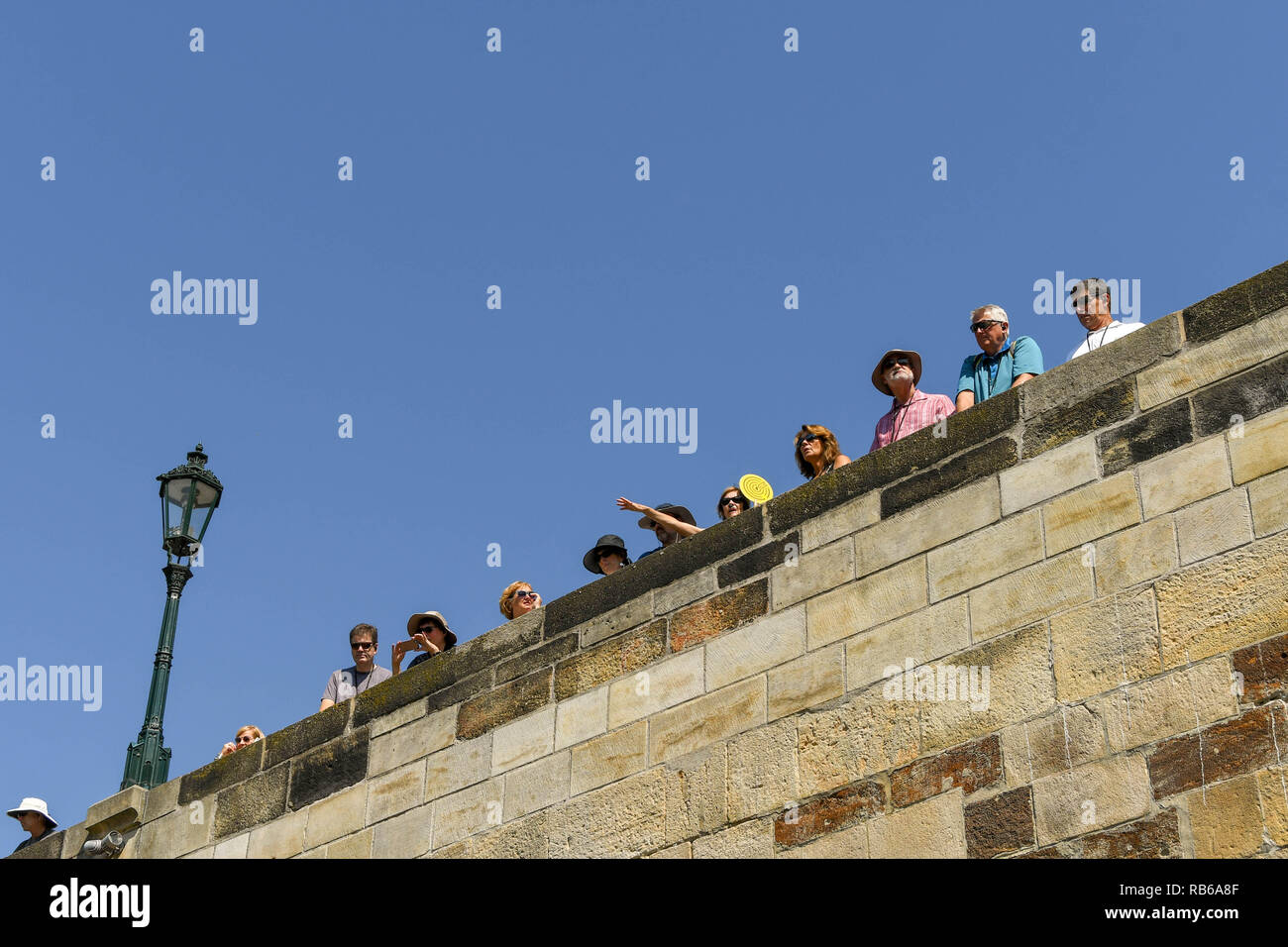 People looking over wall hi-res stock photography and images - Alamy