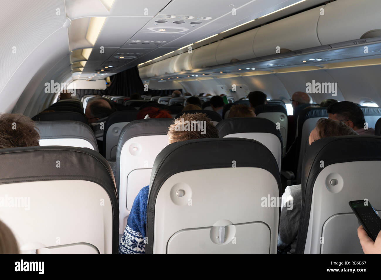 Row of seated people hi-res stock photography and images - Alamy