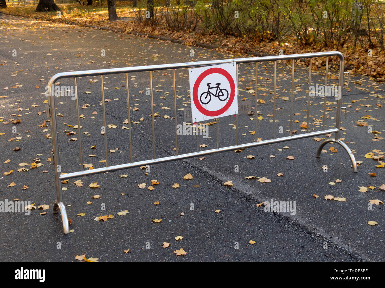 Sign at the entrance to the park No entry for bicycles Stock Photo - Alamy