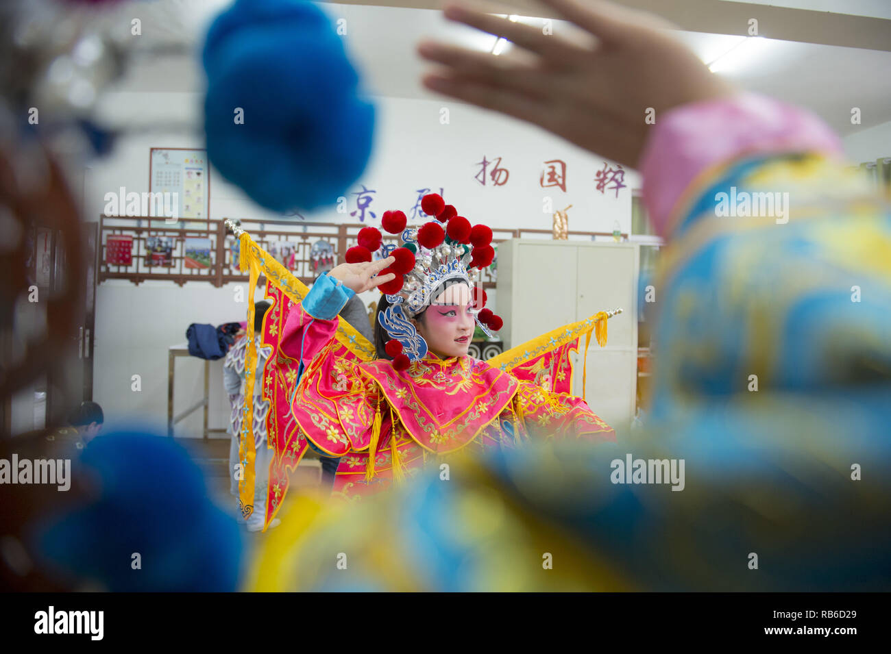 China opera kids hi-res stock photography and images - Alamy