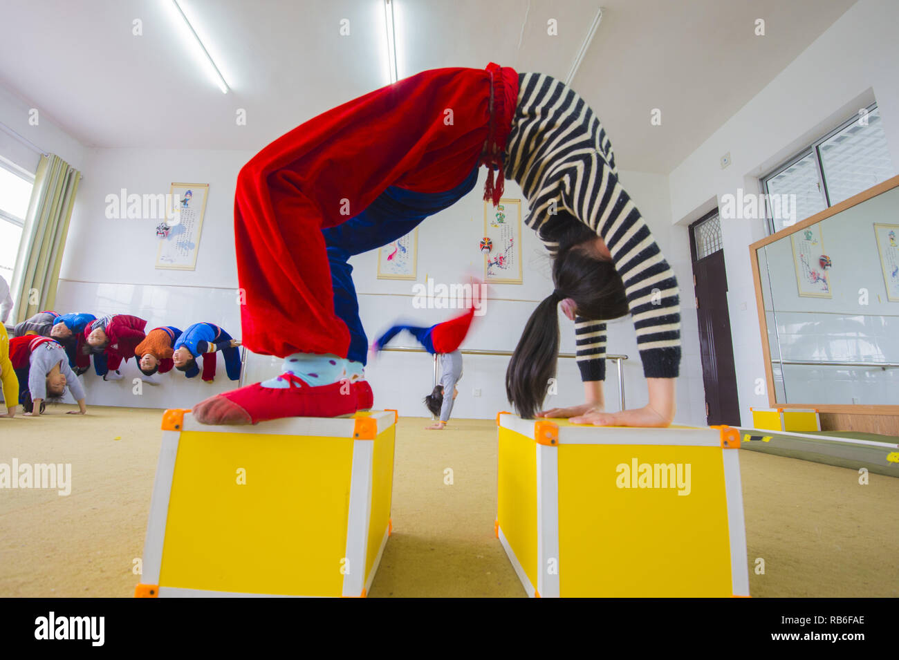 China opera kids hi-res stock photography and images - Alamy