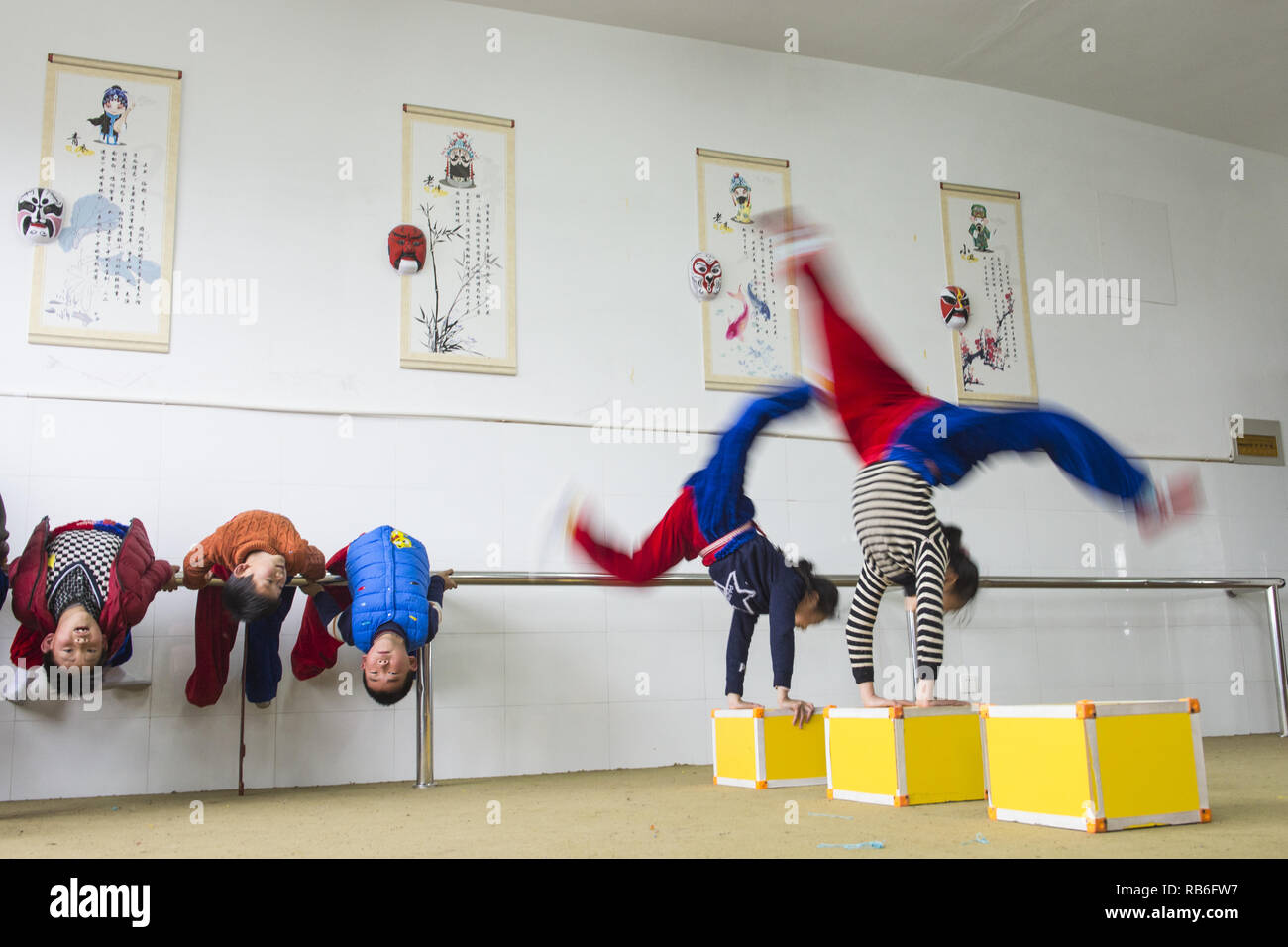 China opera kids hi-res stock photography and images - Alamy