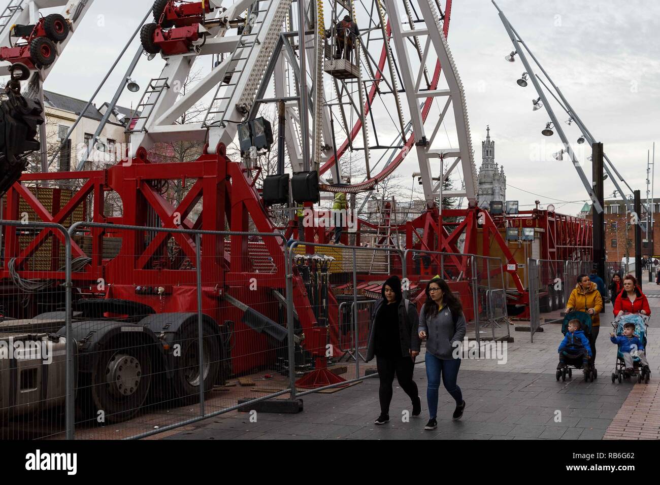 Ferris wheel workers hi-res stock photography and images - Alamy