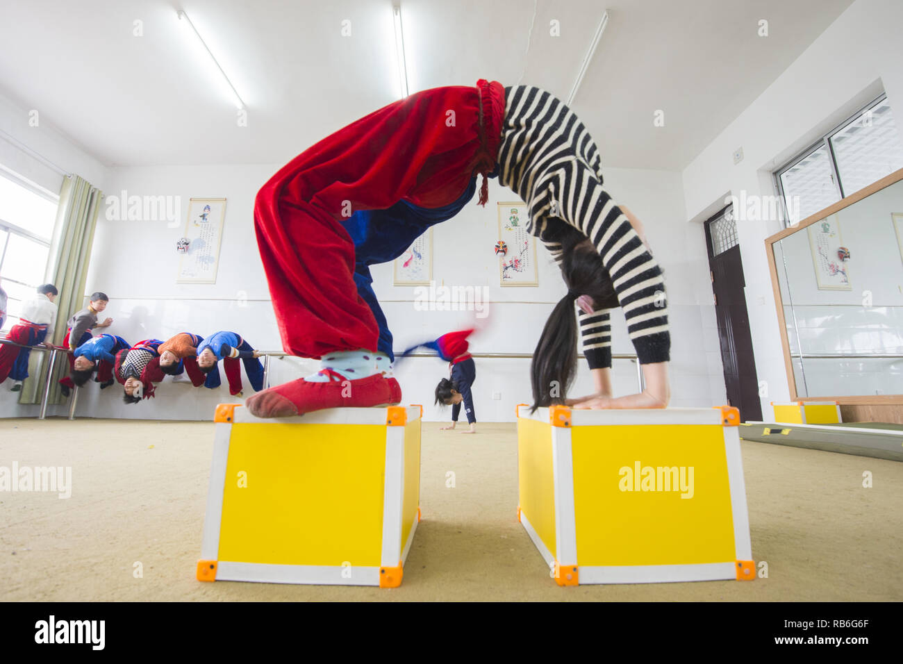 China opera kids hi-res stock photography and images - Alamy