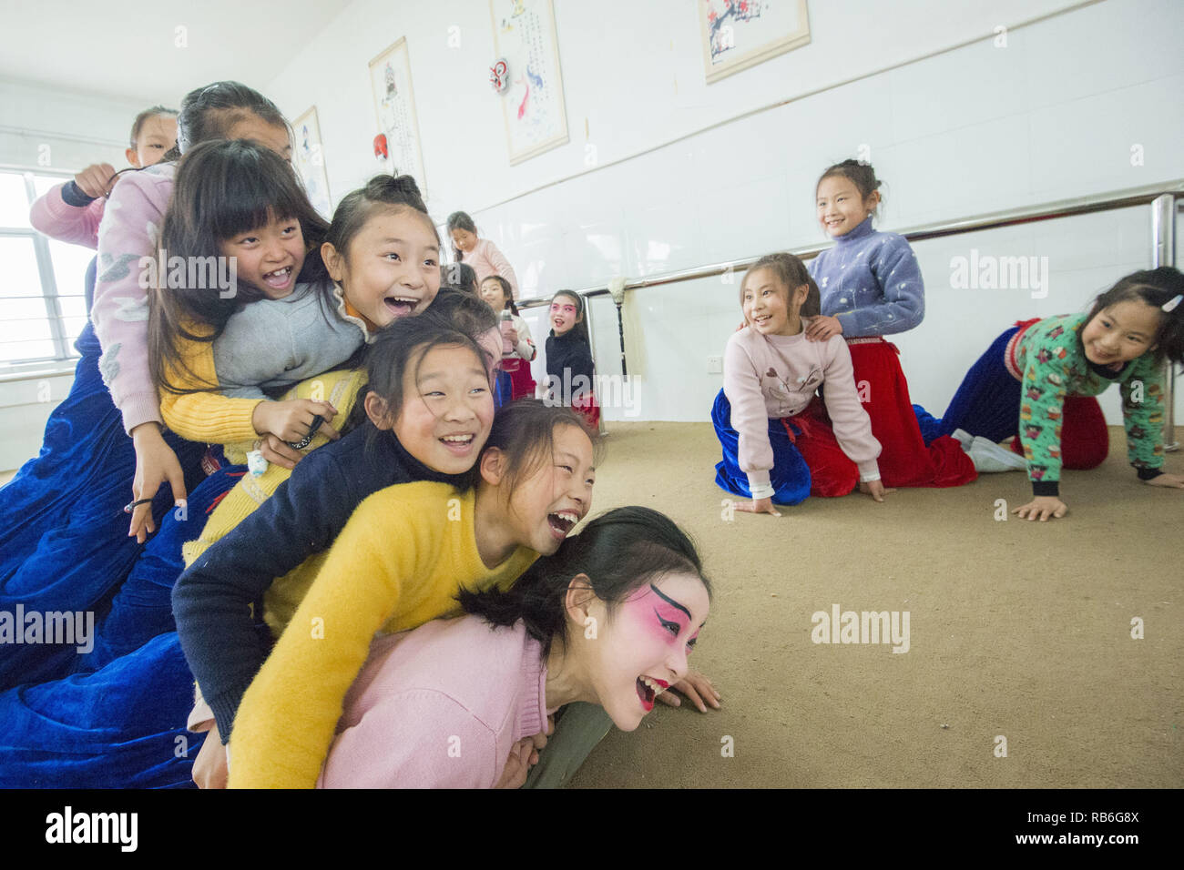China opera kids hi-res stock photography and images - Alamy
