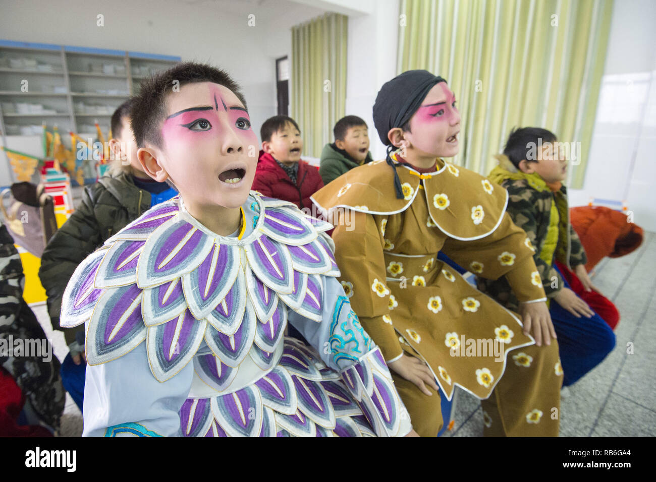 China opera kids hi-res stock photography and images - Alamy