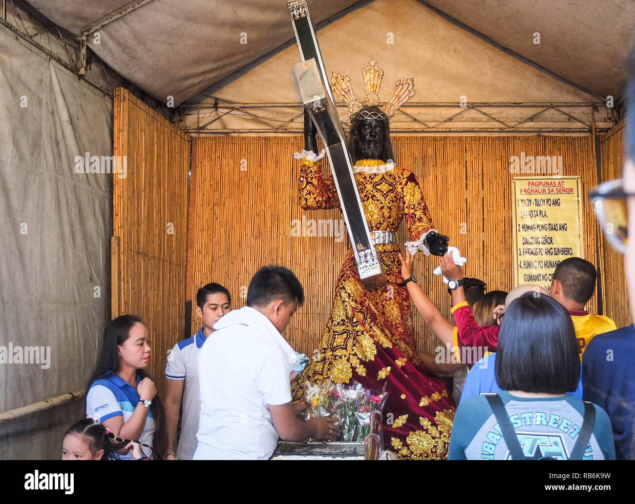 Manila, Philippines. 6th Jan, 2019. Catholic devotees are seen wiping ...