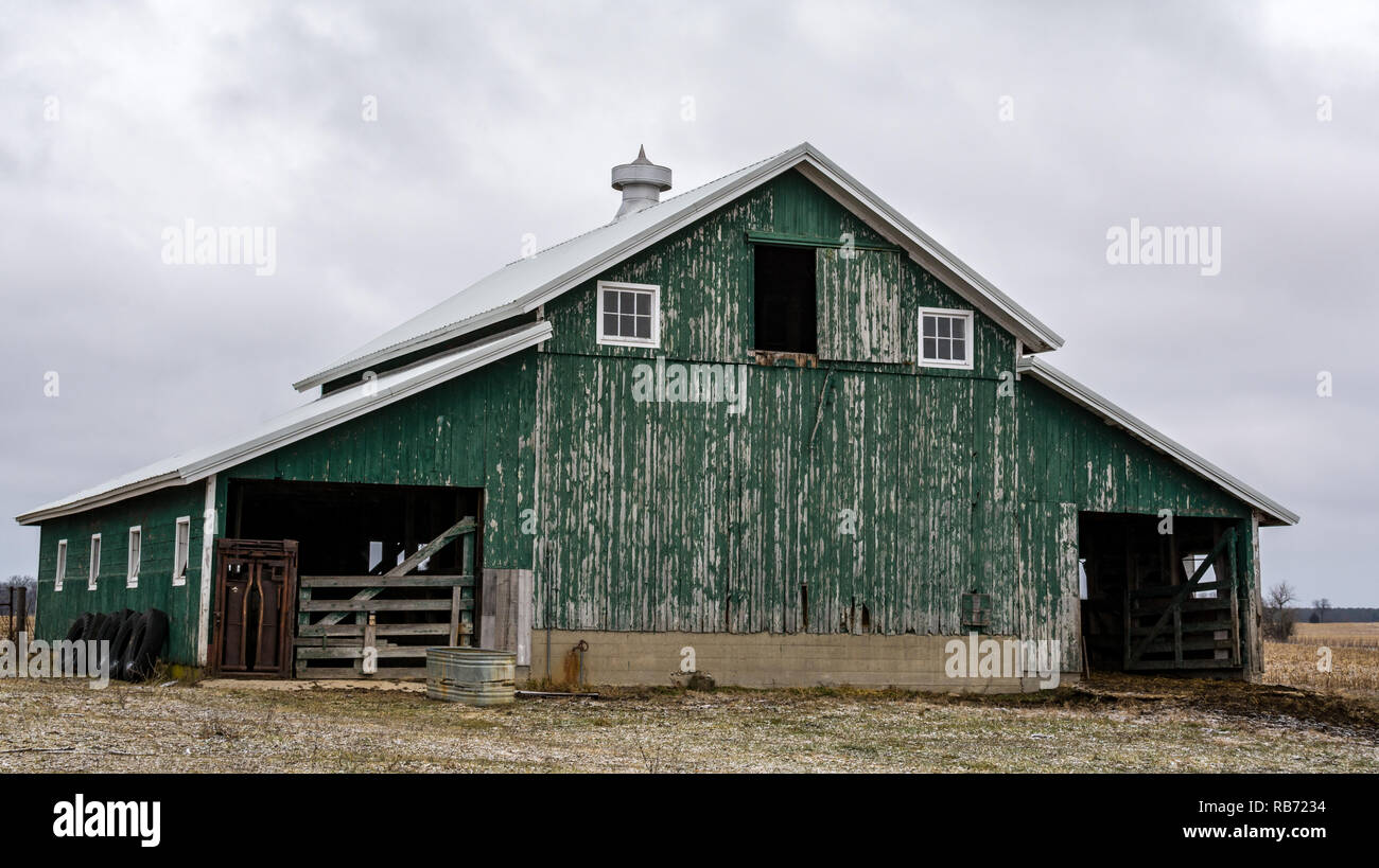 Old green barn on a cold winter's morning. Millbrook, Illinois Stock ...
