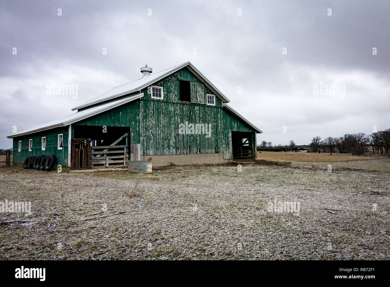 Old green barn on a cold winter's morning. Millbrook, Illinois Stock ...