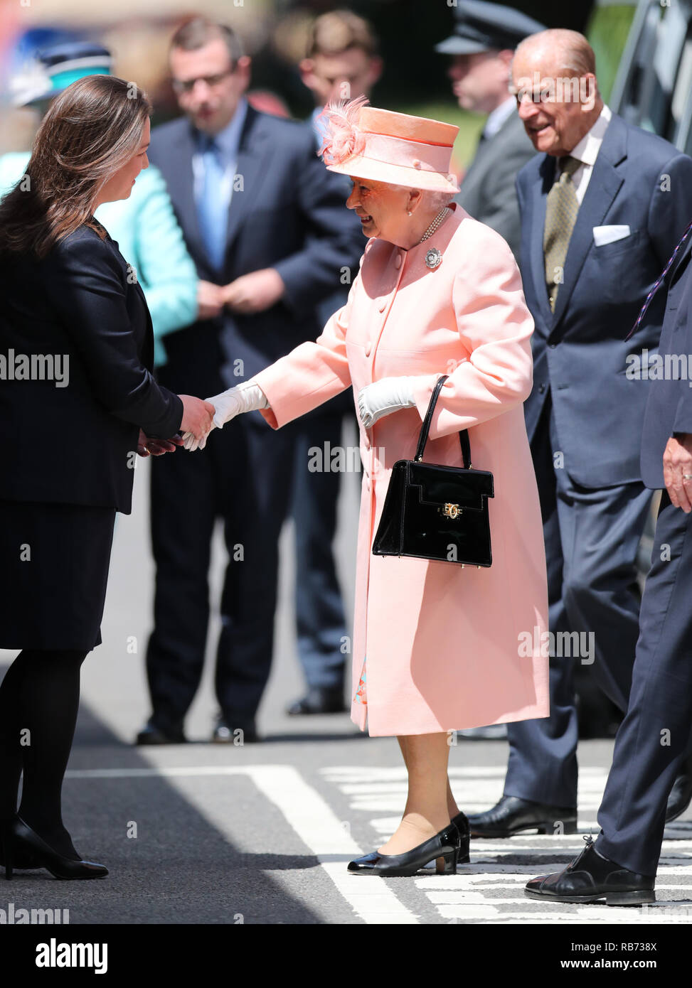 Queen elizabeth ii arrives train hi-res stock photography and images ...