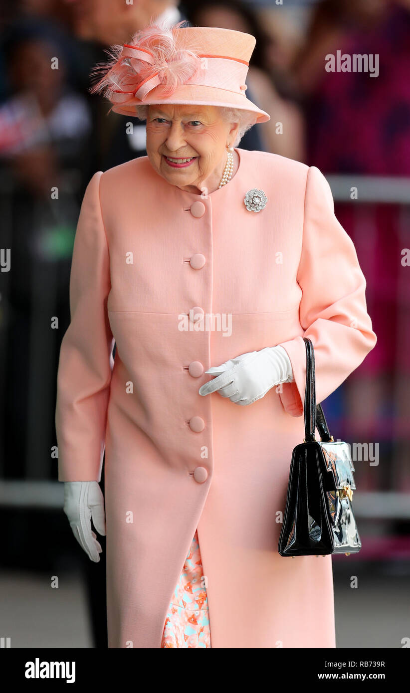 Queen elizabeth ii arrives train hi-res stock photography and images ...