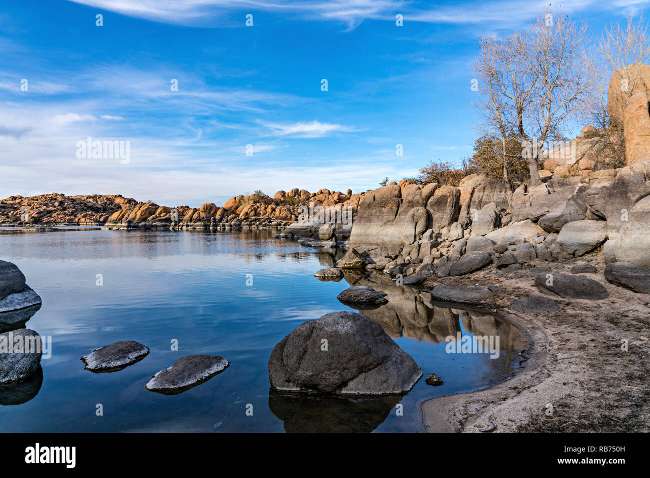 Shoreline Curve lake rocks water Stock Photo - Alamy