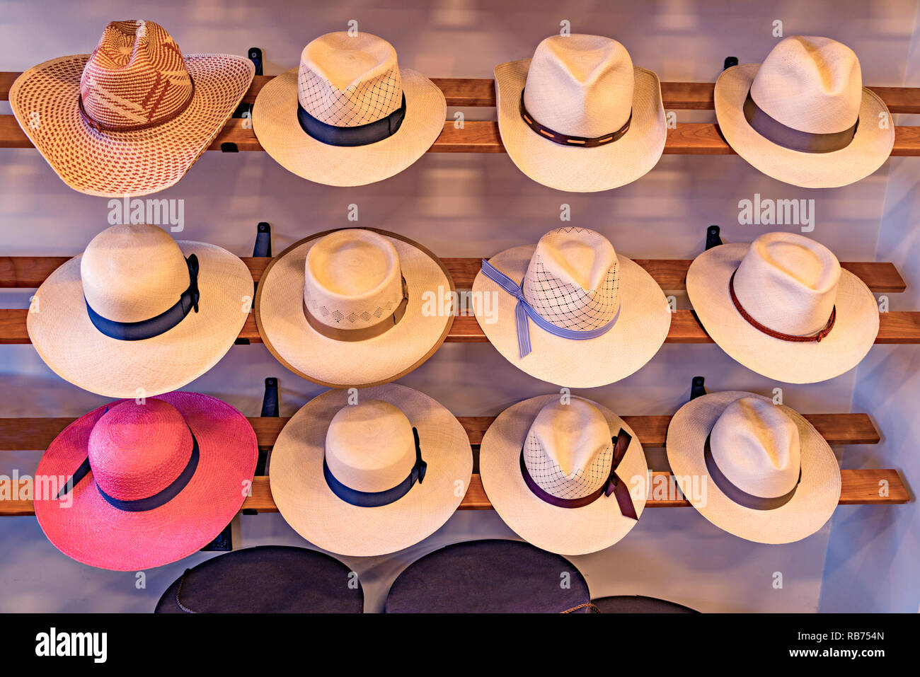 Straw hat shop hi-res stock photography and images - Alamy
