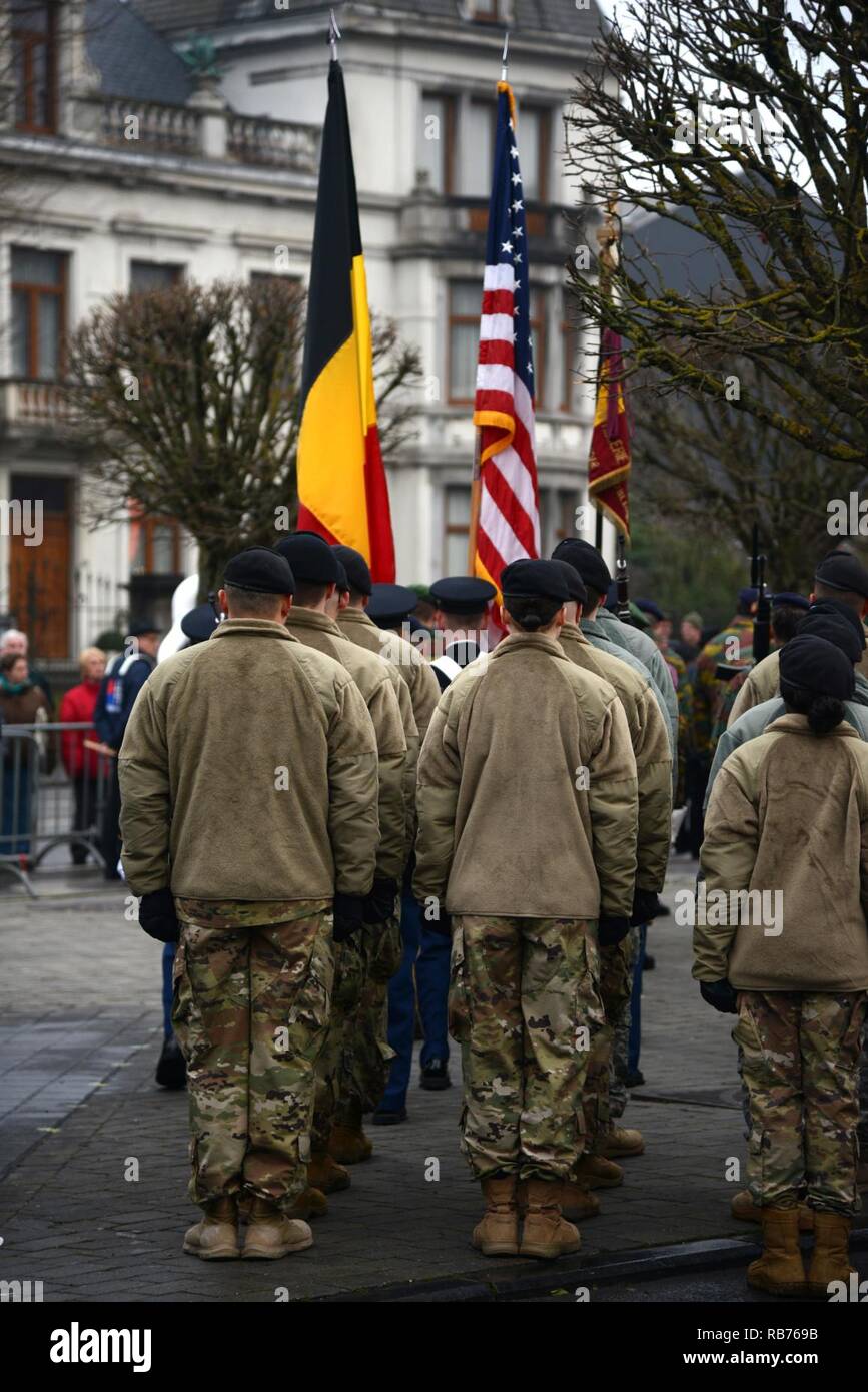 Us army color guard attention hi-res stock photography and images - Alamy